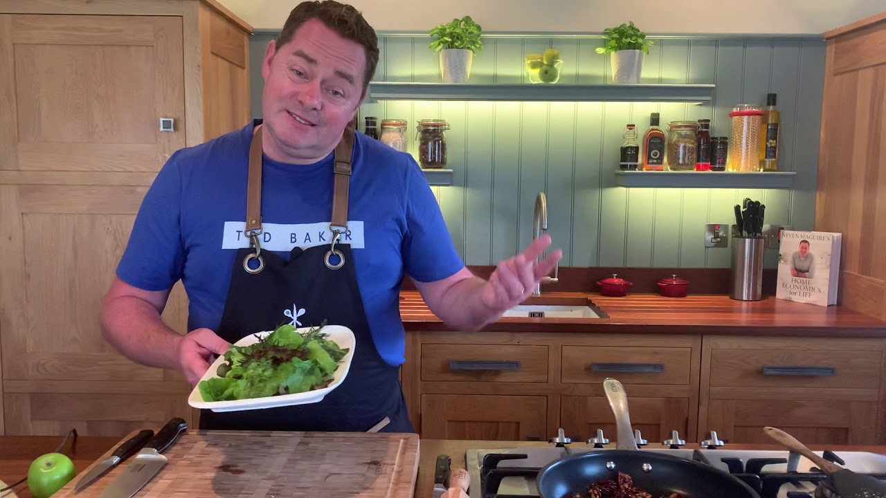 Goats cheese salad with candied pecans and berry dressing