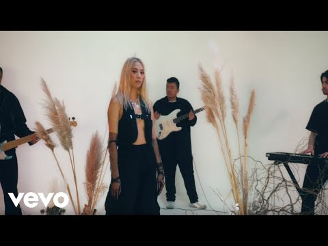 Danelle Sandoval drops a lovely performance video for 'Cold (Live)'