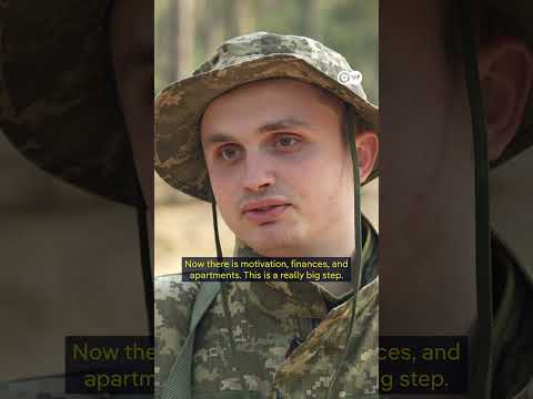 New Ukraine military recruitment program targets young men | DW News