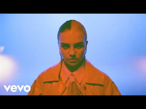 Issey Cross unveils an appealing audiovisual for her “Who” single