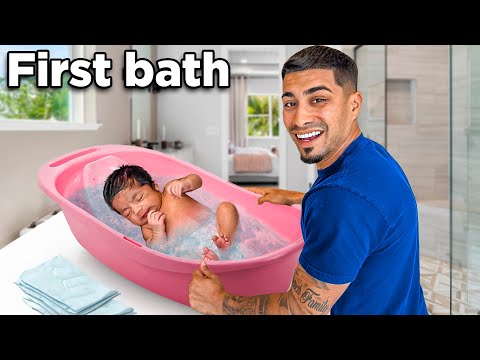 Our Newborn Baby’s FIRST BATH At Home!
