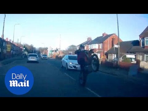 Reckless motorbike does a wheelie through traffic at 50mph - Daily Mail