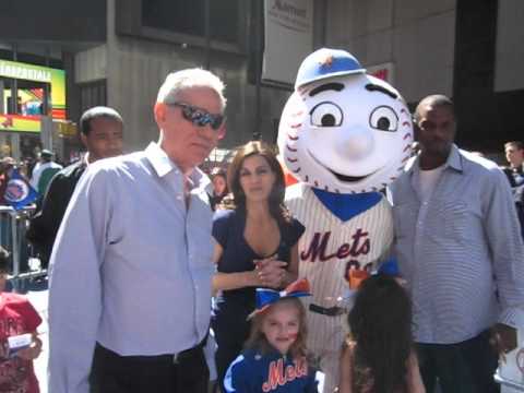 Art Shamsky Mets Sports Legend helps his gal Teresa Taylor launch Time Square