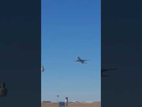 Delta Airlines Boeing 737-900ER getting out of town!