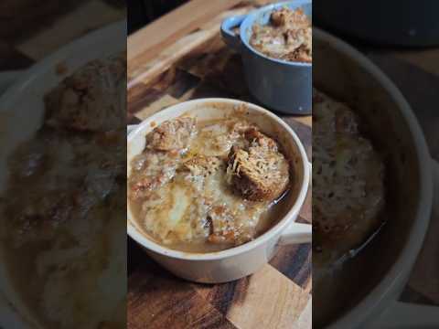 French Onion Soup, the perfert comfort food for the winter 💙❤️🥶 #frenchonionsoup #souprecipe