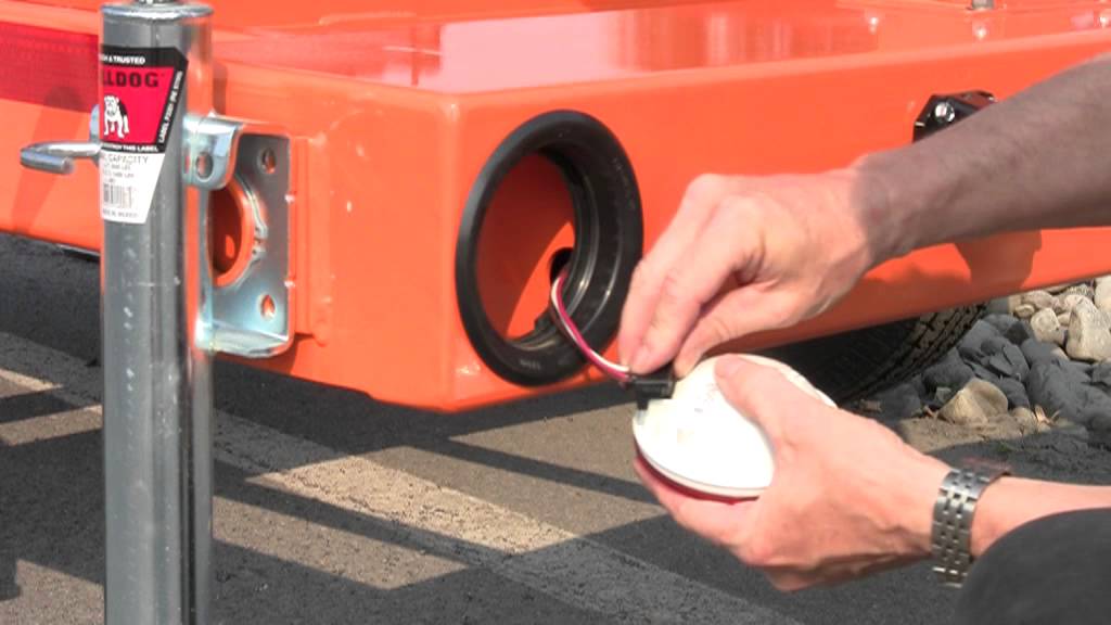 Replacing a Tail Lamp.mov