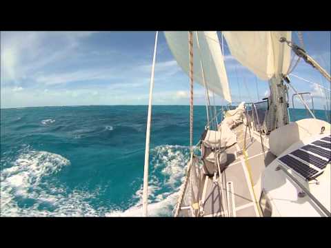 Familj på tre seglar runt jorden. | Nord om Livet