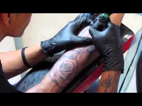 Rovie Pascual working on a chicano art tattoo Wylde Sydes Tattoo [Armband Tattoos]