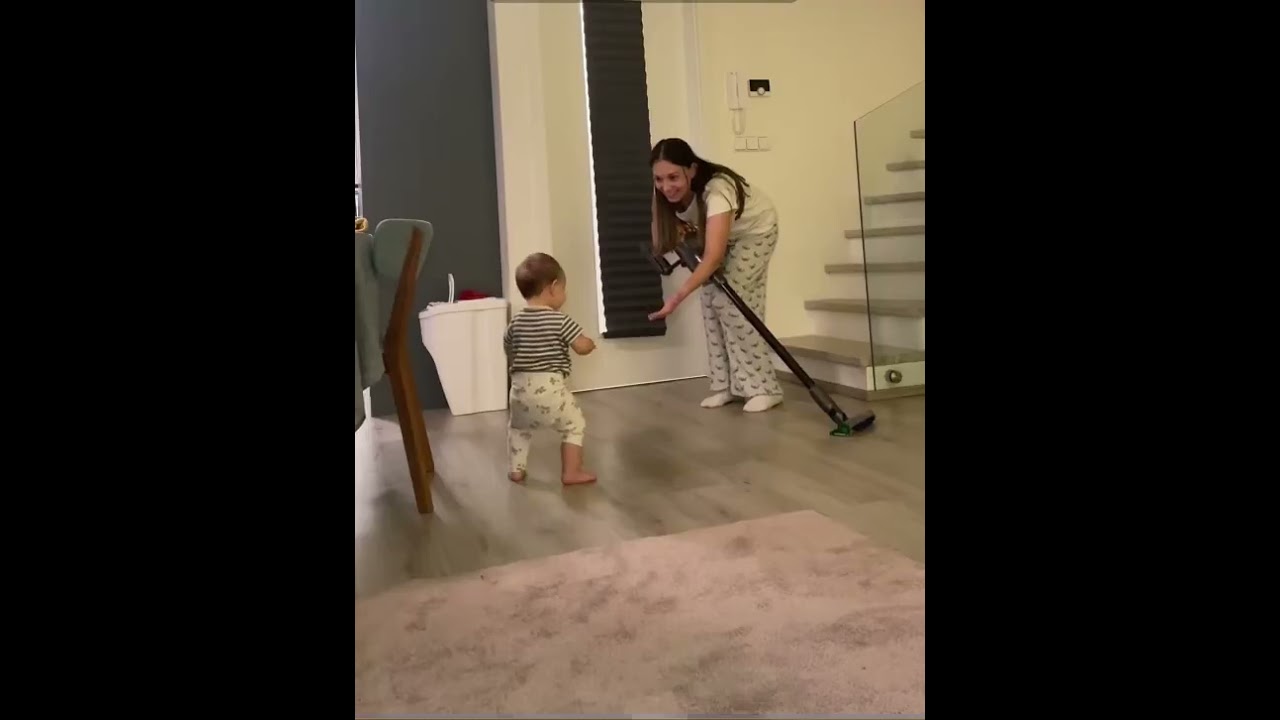 ¡La emoción de mamá al ver los primeros pasos! 👶❤️