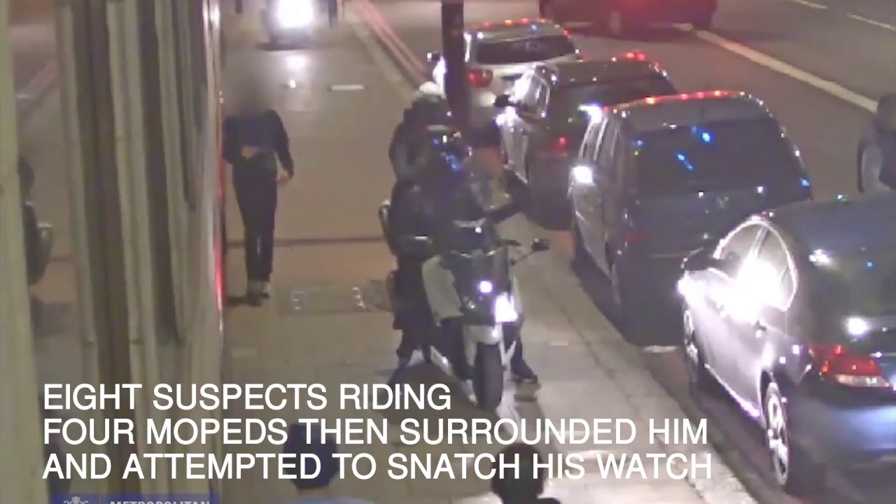 Four mopeds surround victim in attempted robbery in London