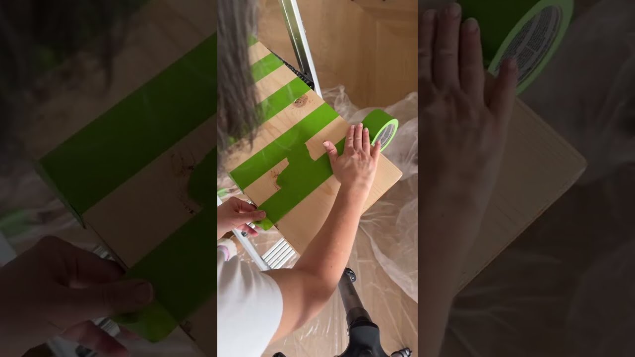 See how IG/@aimabledesordre shows how to turn ordinary shelves into striped masterpieces!✨ #diydecor