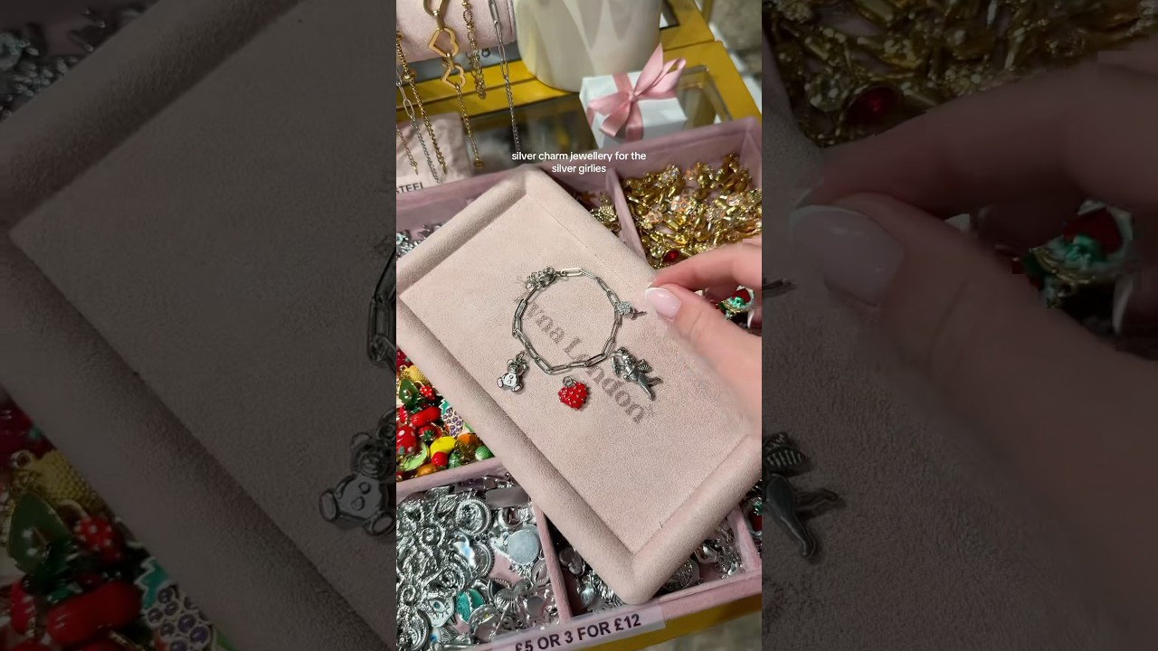 Silver girlies, you definitely need these adorable charm necklaces and bracelets! 🎀 #camdenmarket