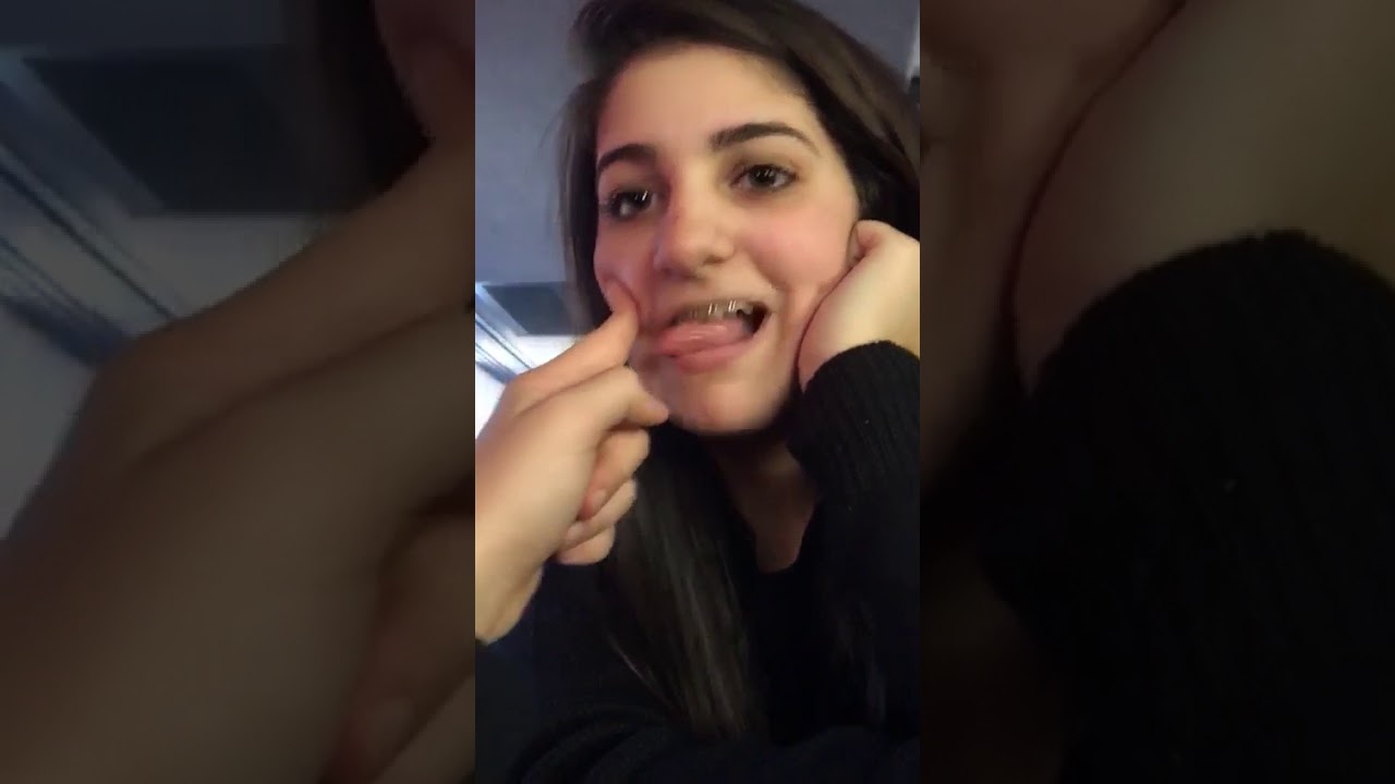 Bambina cagna mi lecca