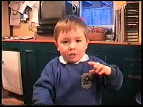 FUNNY CHILD SINGS CHRISTMAS SONGS!