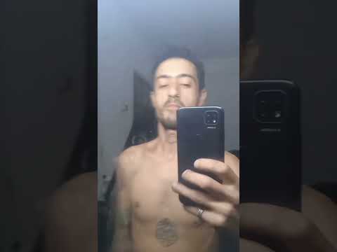 Tatuaje en el cuello o garganta (autotatuaje)
