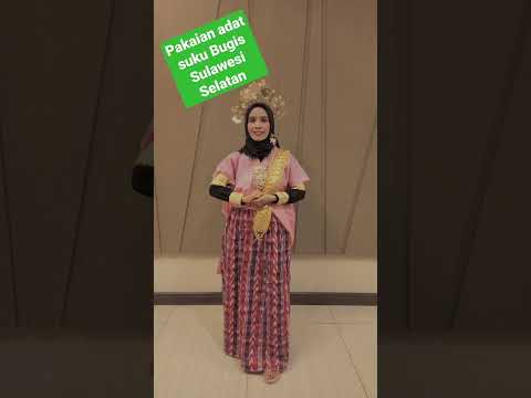 Baju Bodo dan Lipa' Sa'be. pakaian adat suku Bugis -makassar Sulawesi Selatan