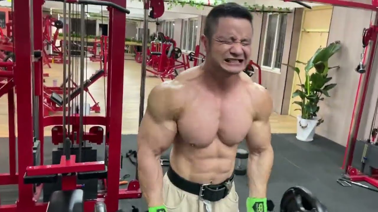 Chinese Bodybuilder Muscle Flexing #143