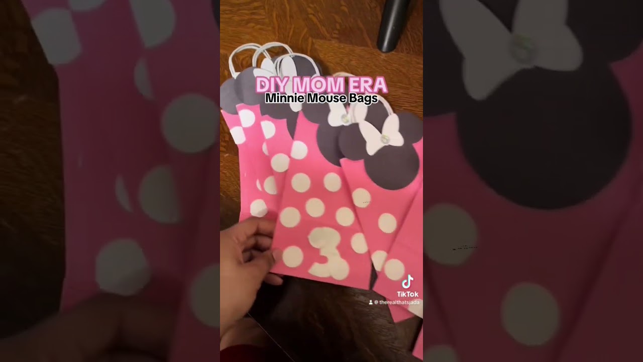 Who else is a DIY mom? Custom Minnie Mouse Party Bags! #diymom #diypartydecor #minniemouse