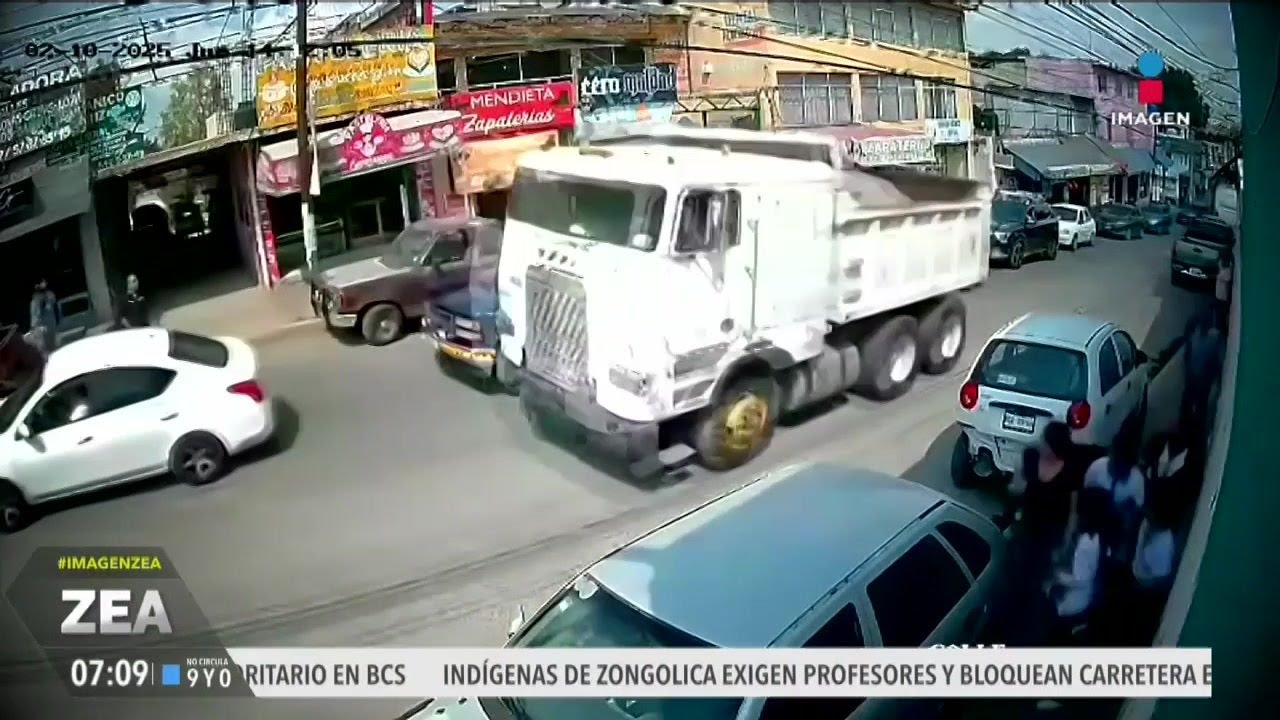 Grúa se queda sin frenos y termina estrellándose contra varios automóviles | Noticias Francisco Zea