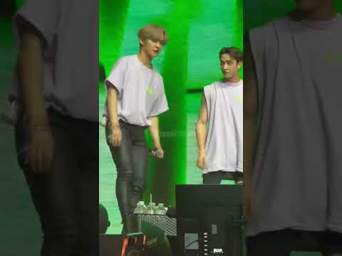 Lee know feels soo shy😜 to show his Abs in front of Chan😂#leeknow#bangchan#straykids#kpop#ytshorts