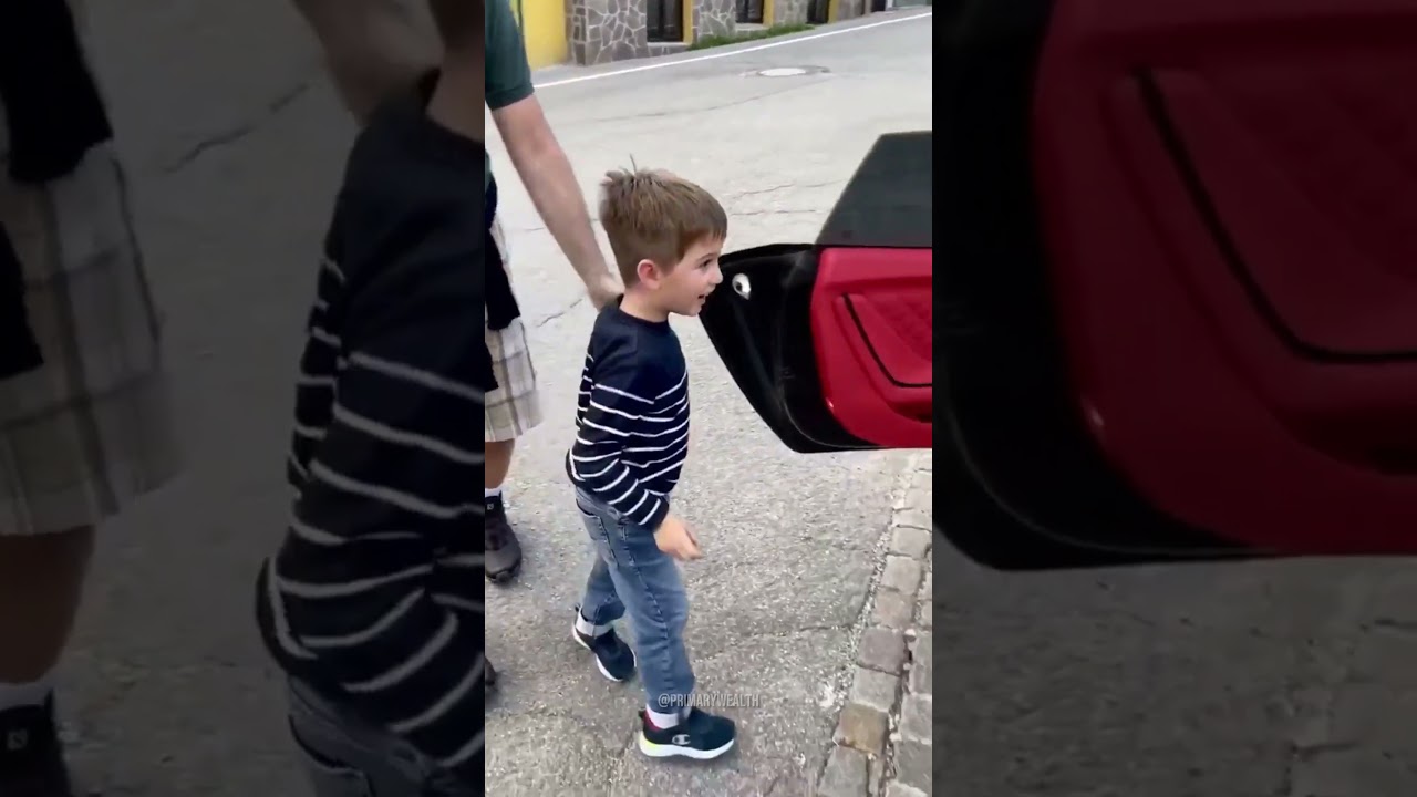 Anak Itu Terlalu Malu untuk Duduk di Dalam Lamborghini