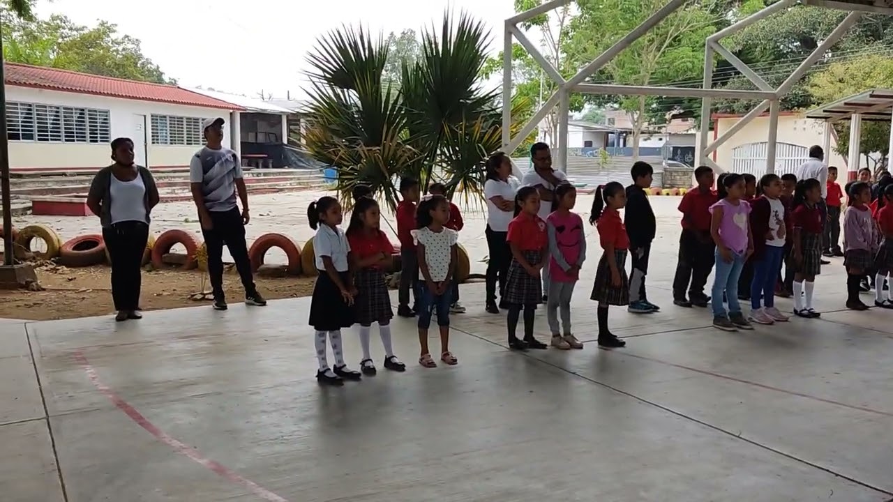 Lunes preventivo en Chiapas, homenaje tradicional escolar.