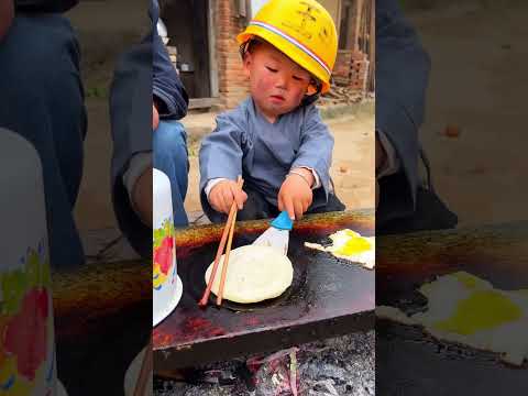 Making a Chinese burger, egg and lettuce combo with grandpa #food