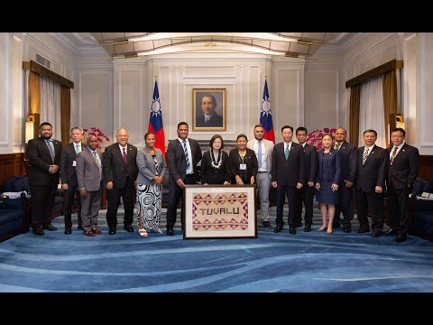 President Tsai meets Minister of Justice, Communication and Foreign ...