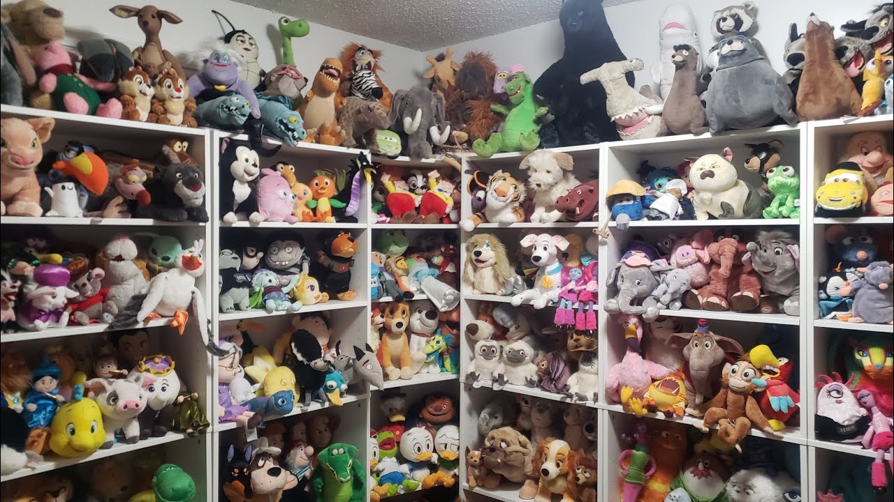 Disney plush collection/disney room 2022