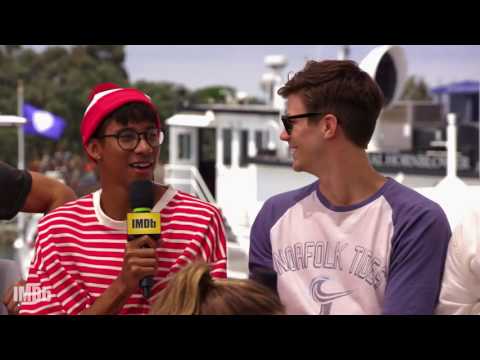 'The Flash' Cast Play "Who's The Biggest Geek?" | COMIC CON 2017