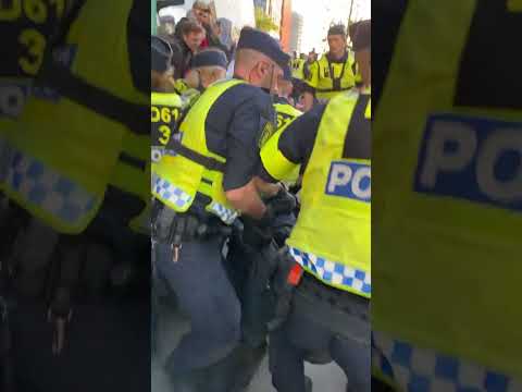 Utanför Malmö Arena, Polis flyttar pro-palestinska demonstranter, 2024-05-11 #Eurovision2024