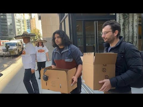 Pranksters pretending to be laid-off Twitter employees leave San Francisco HQ | AFP