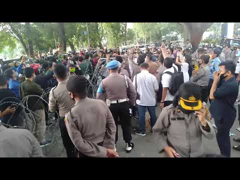 Wakil Ketua DPRD Sumut, Rahmansyah Sibarani, dan Beberapa Dewan Menyambut Aksi Unjukrasa Mahasiswa