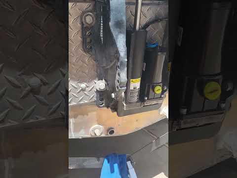 Mercury 50hp Trim and Tilt Spinning But Not Going Up. How to bleed it.