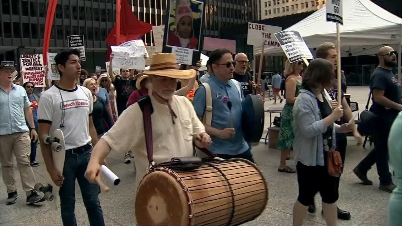 Hundreds protest expected weekend ICE raids in Chicago