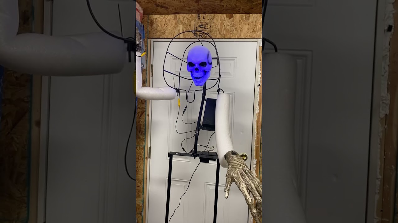 ****SOLD**** 2018 Costco SVI Ghostly Phantom with Lantern Life Size Halloween Animatronic