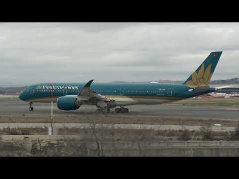 Vietnam Airlines Airbus 350-900 VN-A894 Taxing Madrid Barajas LEMD