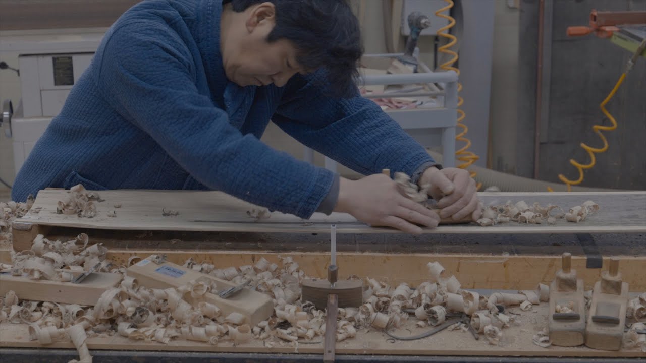 The process of making Korean traditional instruments (gayageum) / Donggok Gugakgi