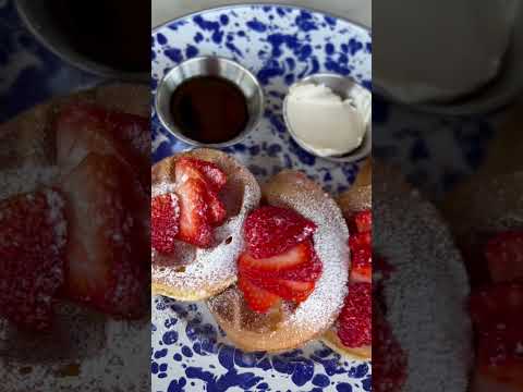 Mini Waffles Hittin! (Dialog Cafe - LA)