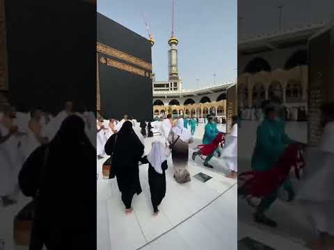 SEMUA BERLARIAN SETELAH SHALAT DEPAN KA'BAH