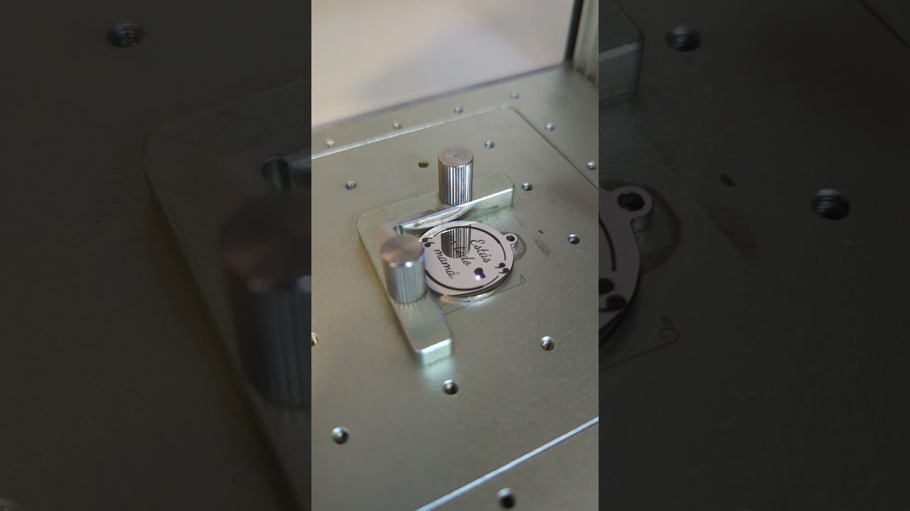 es un regalo para su mamá. una medalla con la foto de la familia grabada con láser. #Ecuador