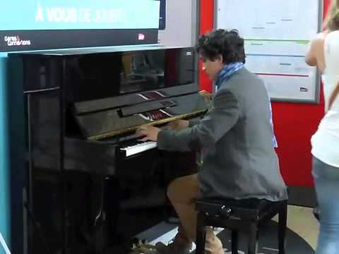 Piano playing in the Grenoble train station