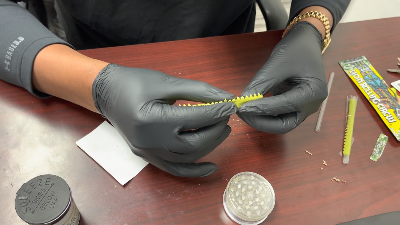 Lion Rolling Circus Hemp wraps rolling review!