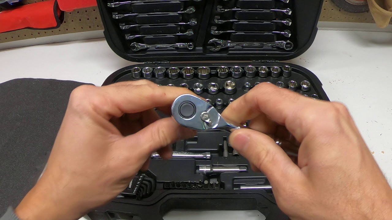 HOW TO USE A SOCKET WRENCH