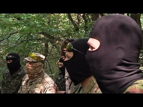Ukrainian fighters train in guerrilla warfare