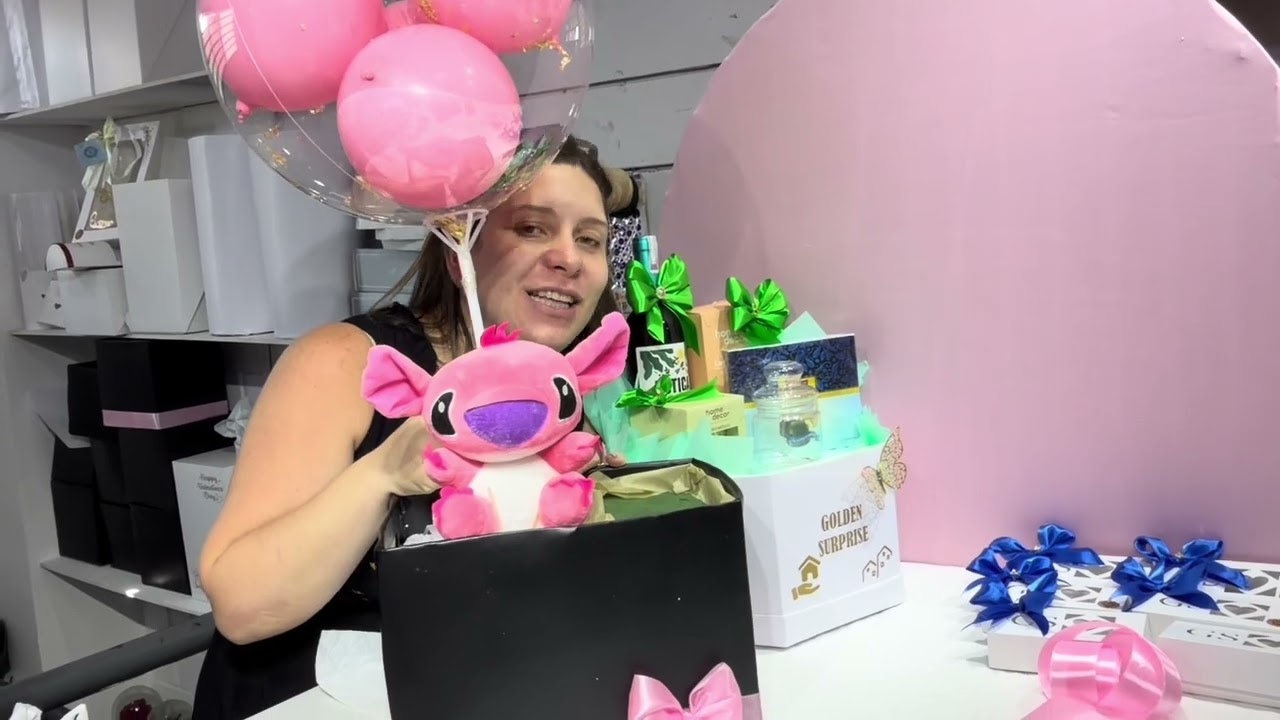 Arreglo con peluche de Stitch, flores y chocolates|Regalo original desde nuestra floristería