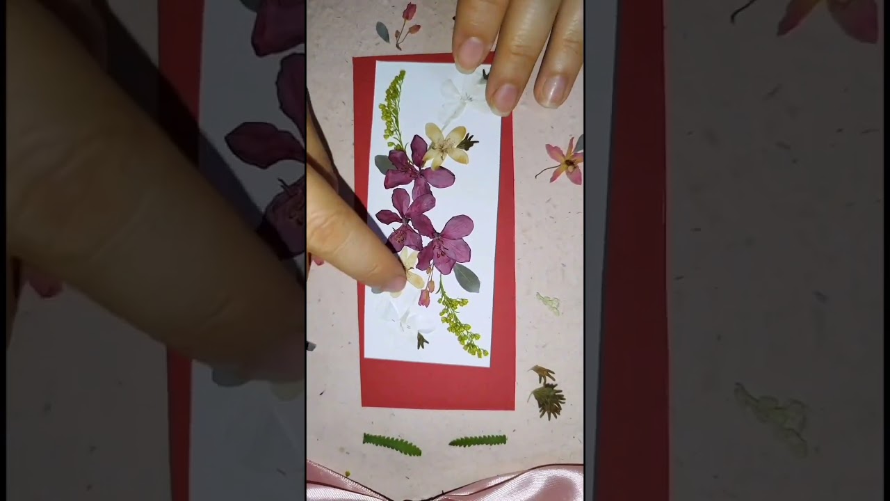 Hermoso separador de libros para regalarselo a mamá. #floresprensadas #pressedflower #manualidades