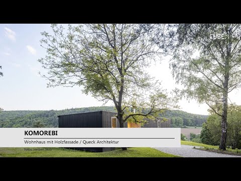 Wohnhaus mit einer Holzverschalung nach der Yakisugi-Methode