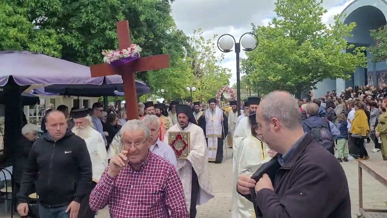 Η Ακολουθία του Επιταφίου στο Νέο Κοιμητήριο Λάρισας - Πλήθος πιστών ...