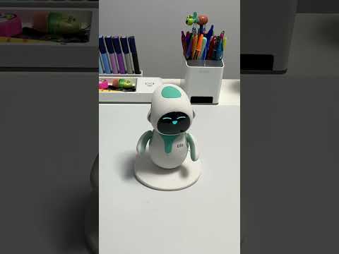 Mi robot Eilik que me acompaña para estudiar
